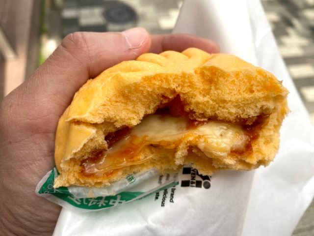 Which Japanese convenience store sells the best pizza bun?【Taste test ...