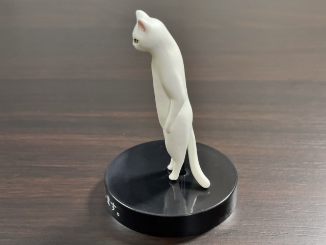 Cats bowing in apology is Japan’s latest weird gacha capsule toy ...
