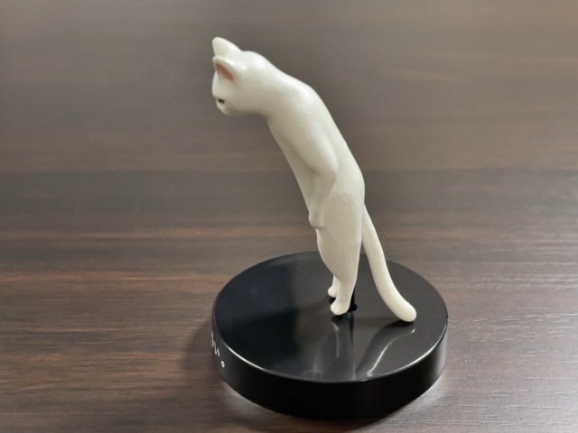 Cats bowing in apology is Japan’s latest weird gacha capsule toy ...