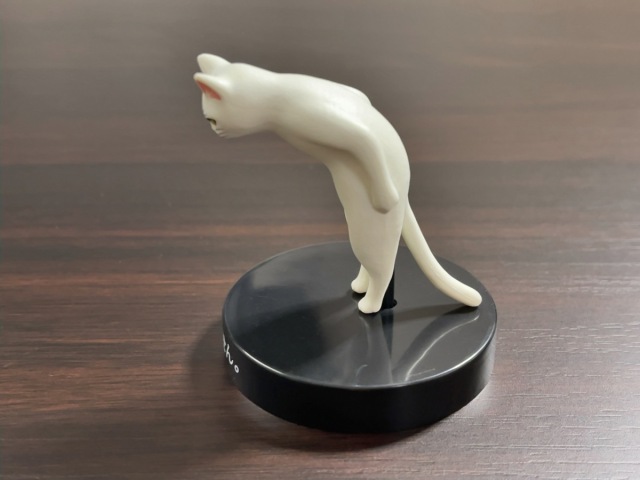 Cats bowing in apology is Japan’s latest weird gacha capsule toy ...