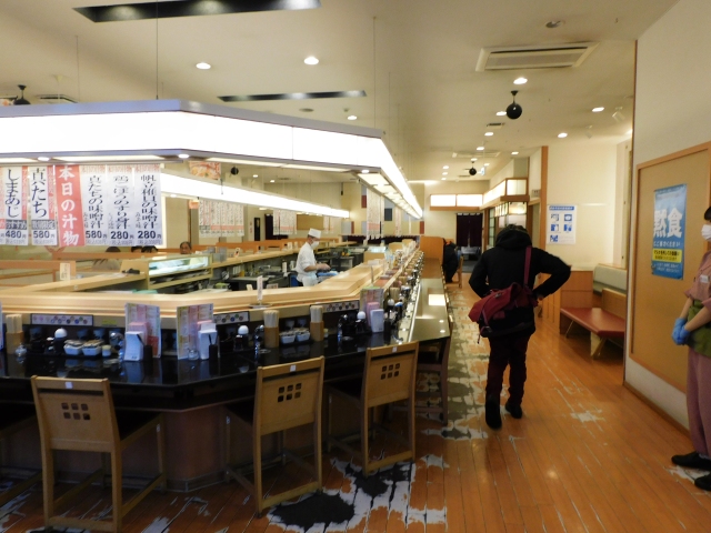 “Hey, Japanese taxi driver, take us to the best seafood joint in Otaru ...