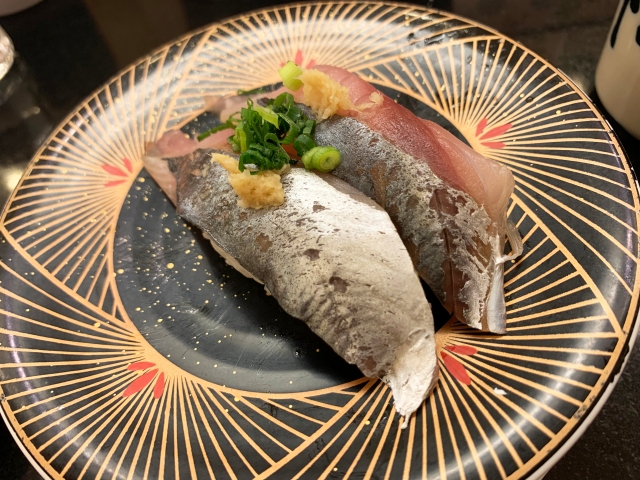 “Hey, Japanese taxi driver, take us to the best seafood joint in Otaru ...