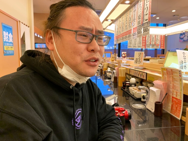 “Hey, Japanese taxi driver, take us to the best seafood joint in Otaru ...