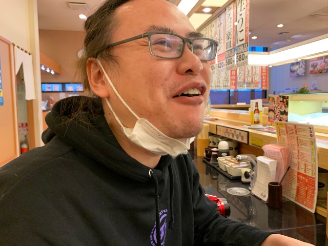 “Hey, Japanese taxi driver, take us to the best seafood joint in Otaru ...