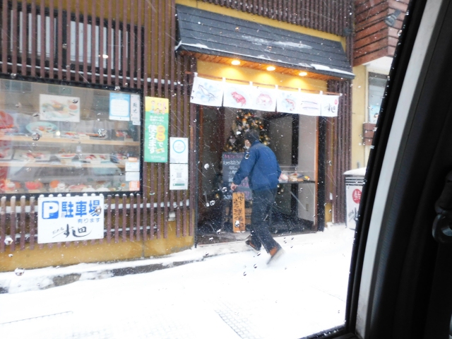 “Hey, Japanese taxi driver, take us to the best seafood joint in Otaru ...