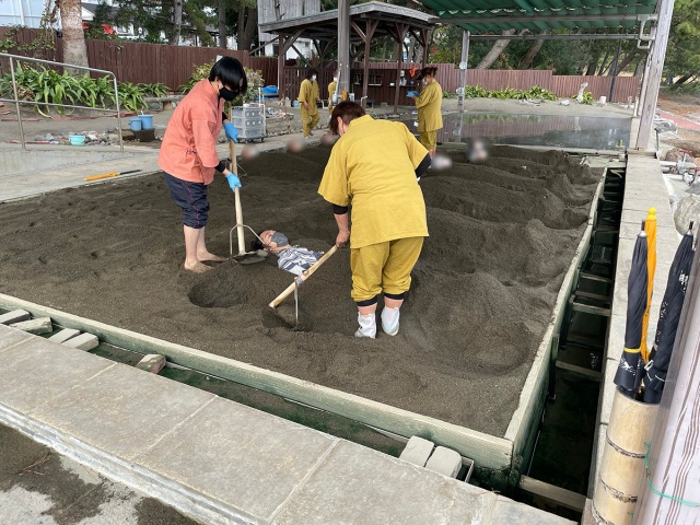 Soak in a sand bath in Beppu, Japan’s famous onsen region | SoraNews24 ...