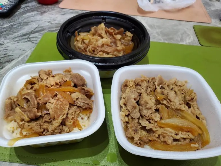 Hamster chills out in mandarin orange skin, looks adorable 【Video ...