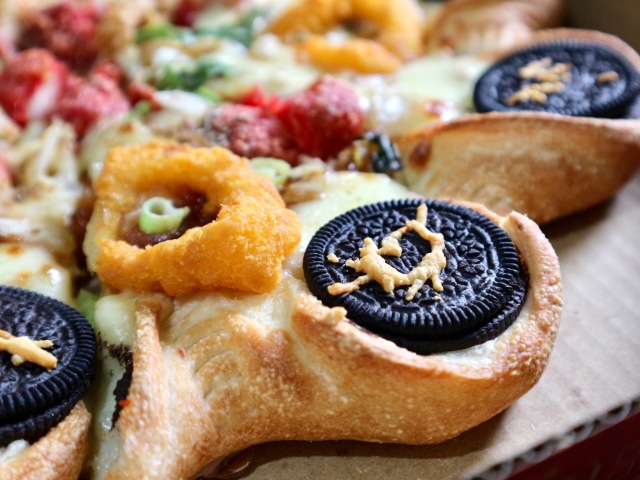 Pizza Hut’s new Oreo pizza is like nothing we’ve ever eaten before ...
