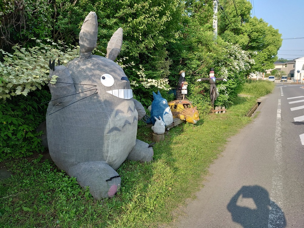 Ghibli fan builds anime statues on the side of the road, buys his ...
