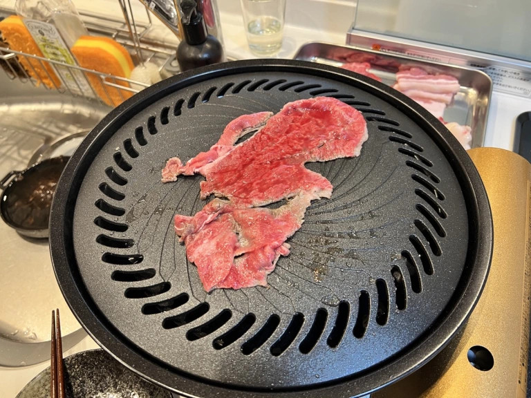 Is Daiso’s 500-yen grilling plate good enough for at-home yakiniku ...