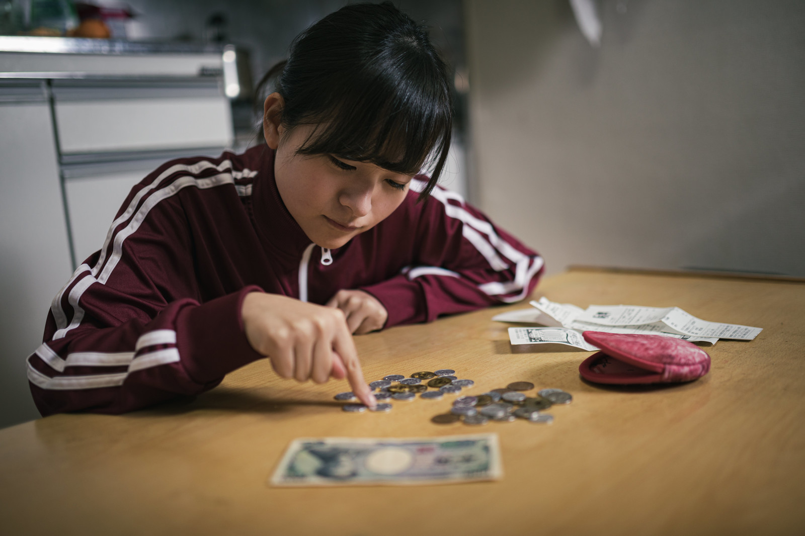 Survey reveals the average monthly allowance of Japanese high school ...
