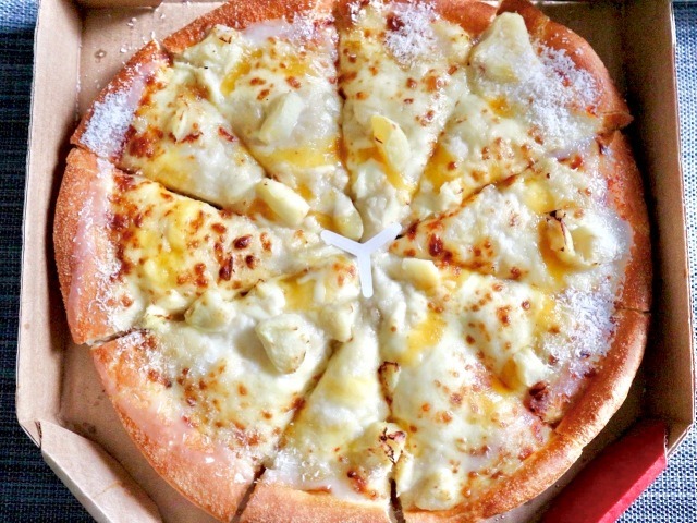 Durian Mango Cheese Pizza comes to Pizza Hut Taiwan, we put our nose on ...