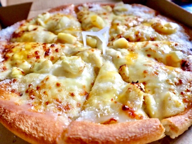 Durian Mango Cheese Pizza comes to Pizza Hut Taiwan, we put our nose on ...