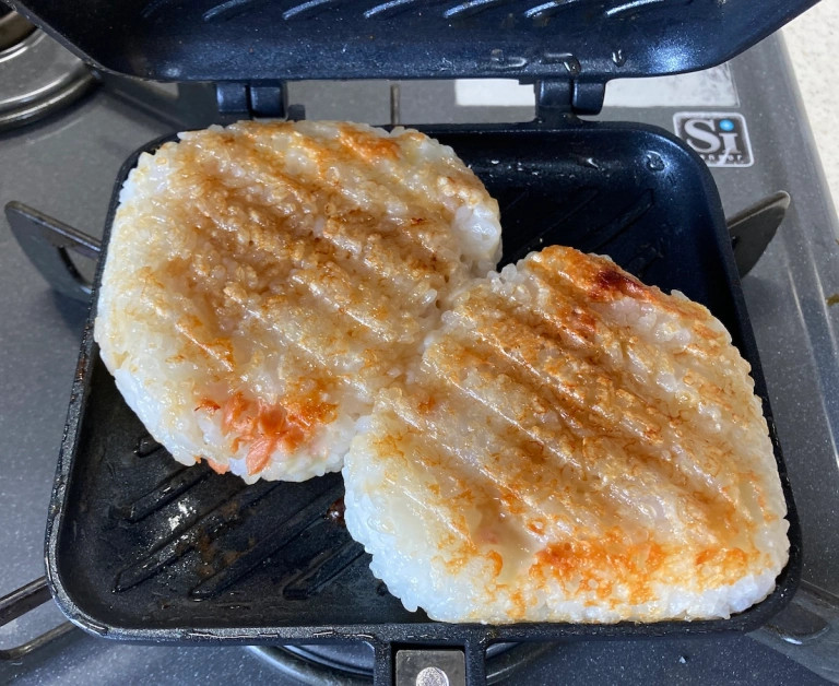 How to easily make Salmon & Cheese Grilled Rice Balls, a tasty camp ...