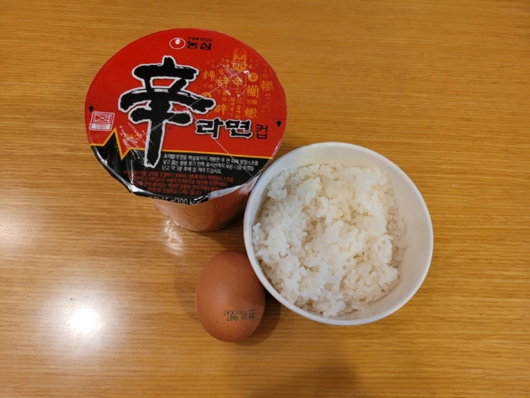 Making spicy instant ramen fried rice, Korea’s latest viral food trend ...