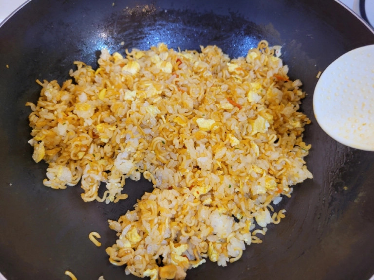 Making spicy instant ramen fried rice, Korea’s latest viral food trend ...