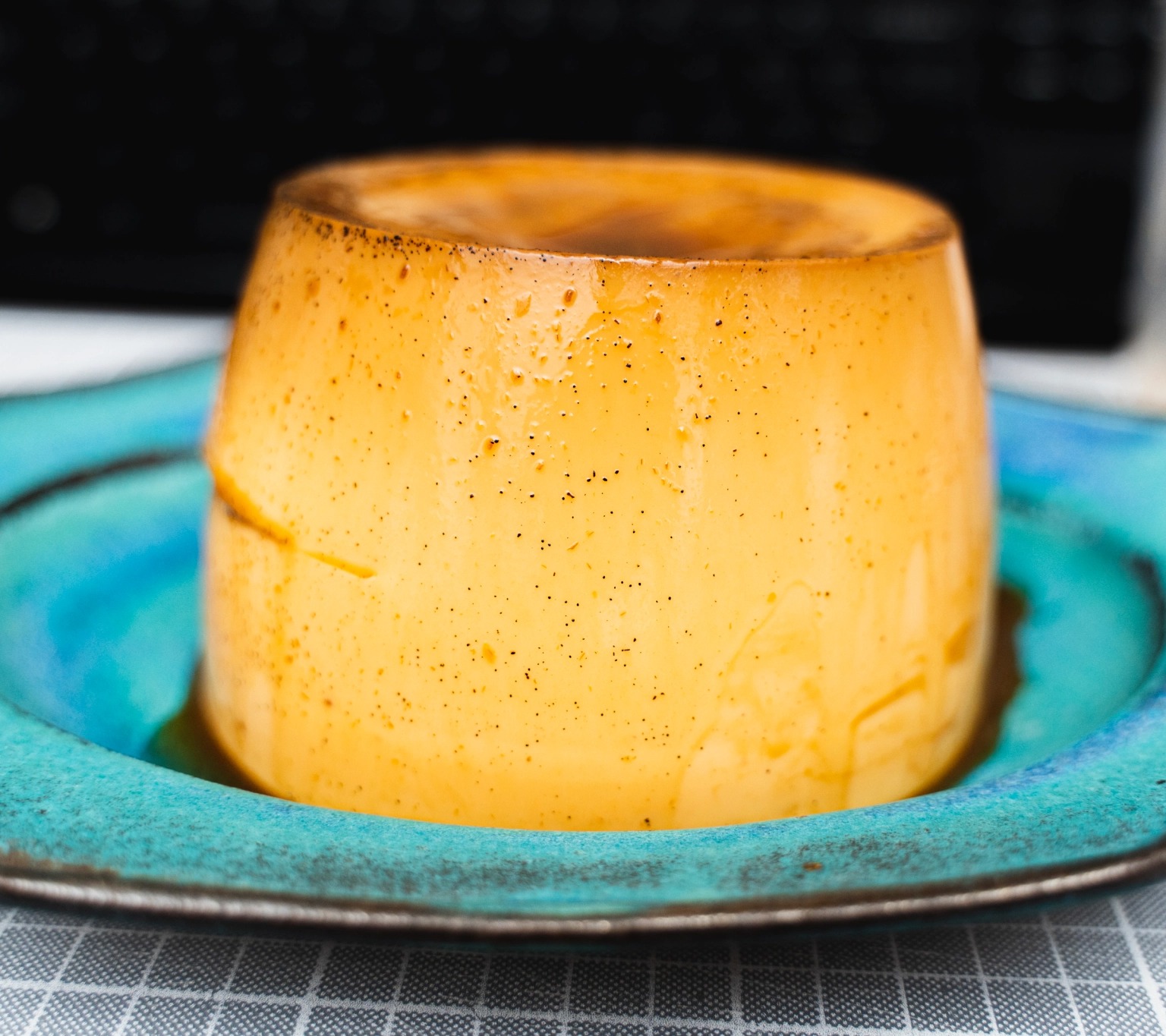 We fall in love with a bucket of Japanese custard pudding【Taste test ...