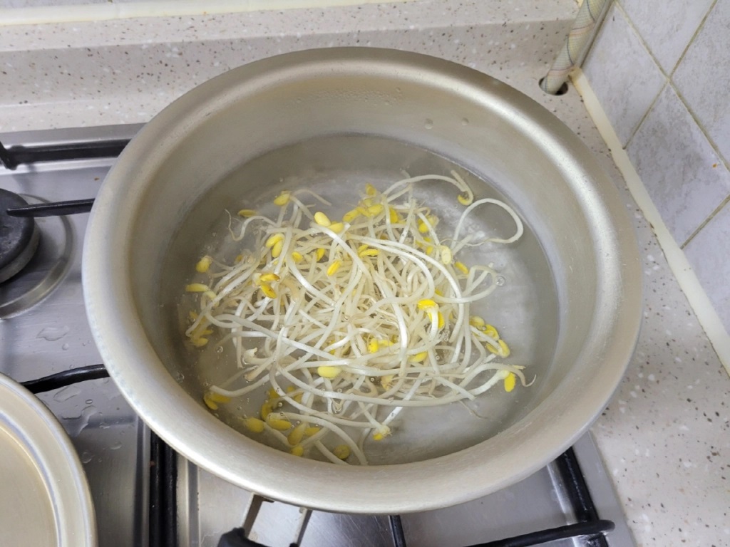 This super easy cold Korean spicy ramen dish will make summer 100 times ...
