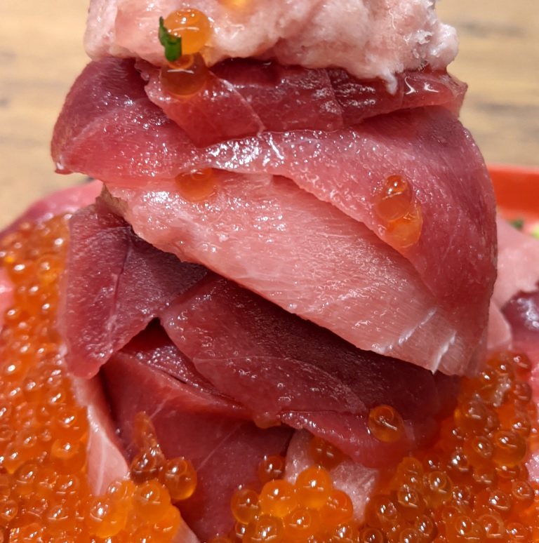 Maguro mountain! Giant sashimi bowls of this Ginza restaurant are even ...