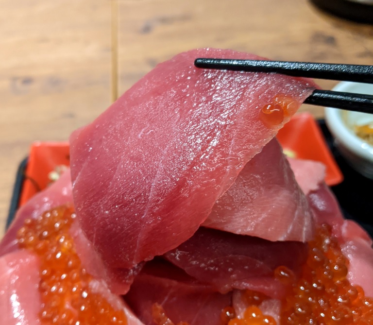 Maguro mountain! Giant sashimi bowls of this Ginza restaurant are even ...