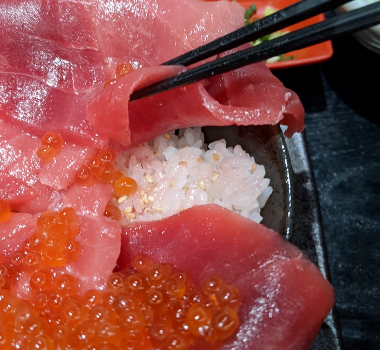 Maguro mountain! Giant sashimi bowls of this Ginza restaurant are even ...