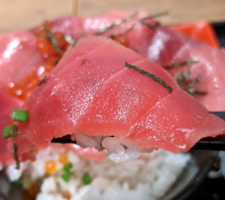 Maguro mountain! Giant sashimi bowls of this Ginza restaurant are even ...