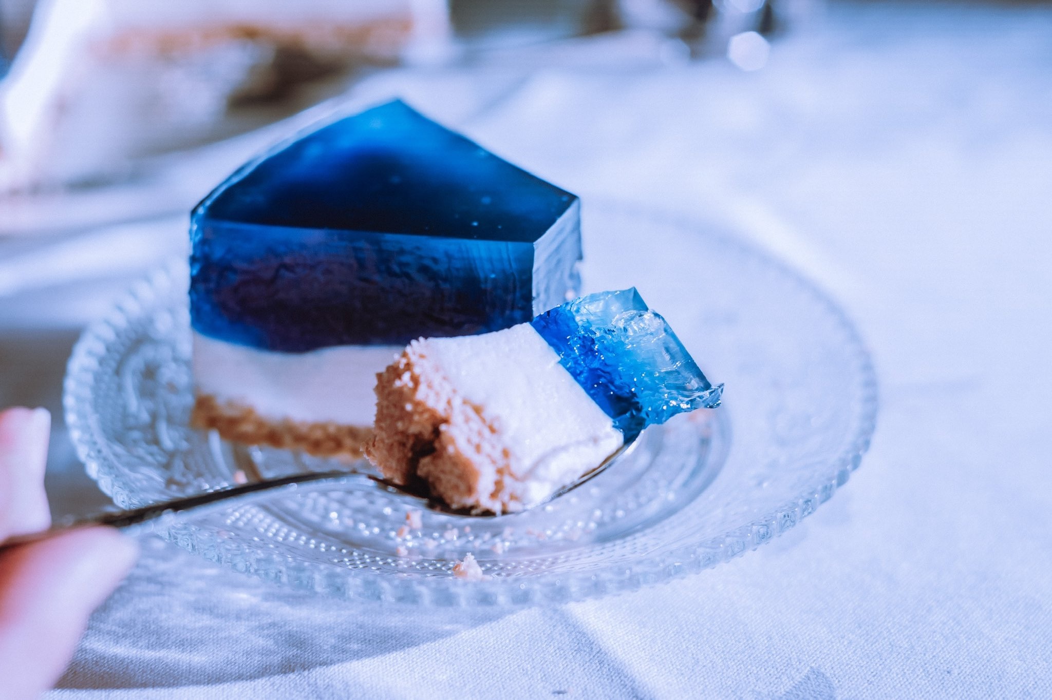 Beautiful Japanese cake looks like a slice of the ocean frozen in time ...