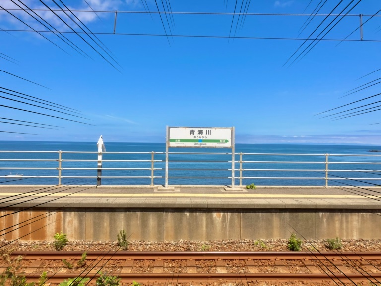 Japan’s “station closest to the sea” lives up to its name【Photos ...