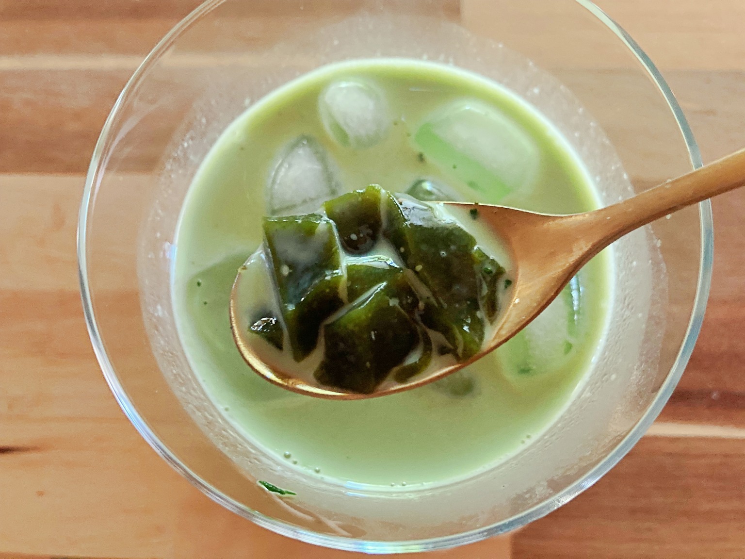 Make luxurious, stylish green tea at home with this matcha warabi latte ...