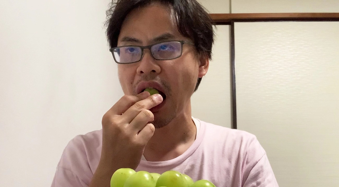 Our 40-year-old reporter tries muscat grapes for the first time ...