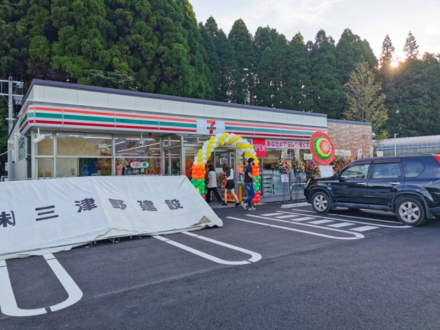 When a Japanese convenience store opens in the countryside ...
