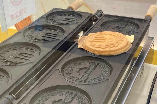 Edible 10-yen coins become a hot new trend in Tokyo【Taste test ...