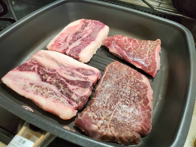 Wagyu beef gacha vending machine dispenses meat at random in Japan ...