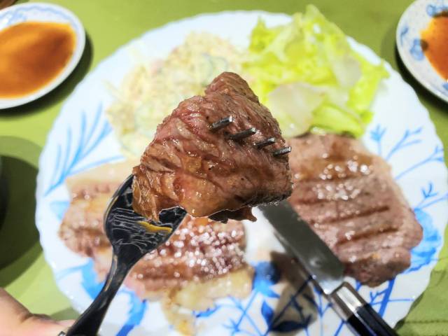 Wagyu beef gacha vending machine dispenses meat at random in Japan ...