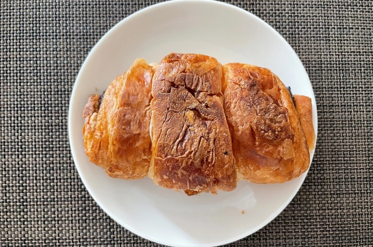 Japan’s best domestic hamburger fast food chain now has croissants, but ...