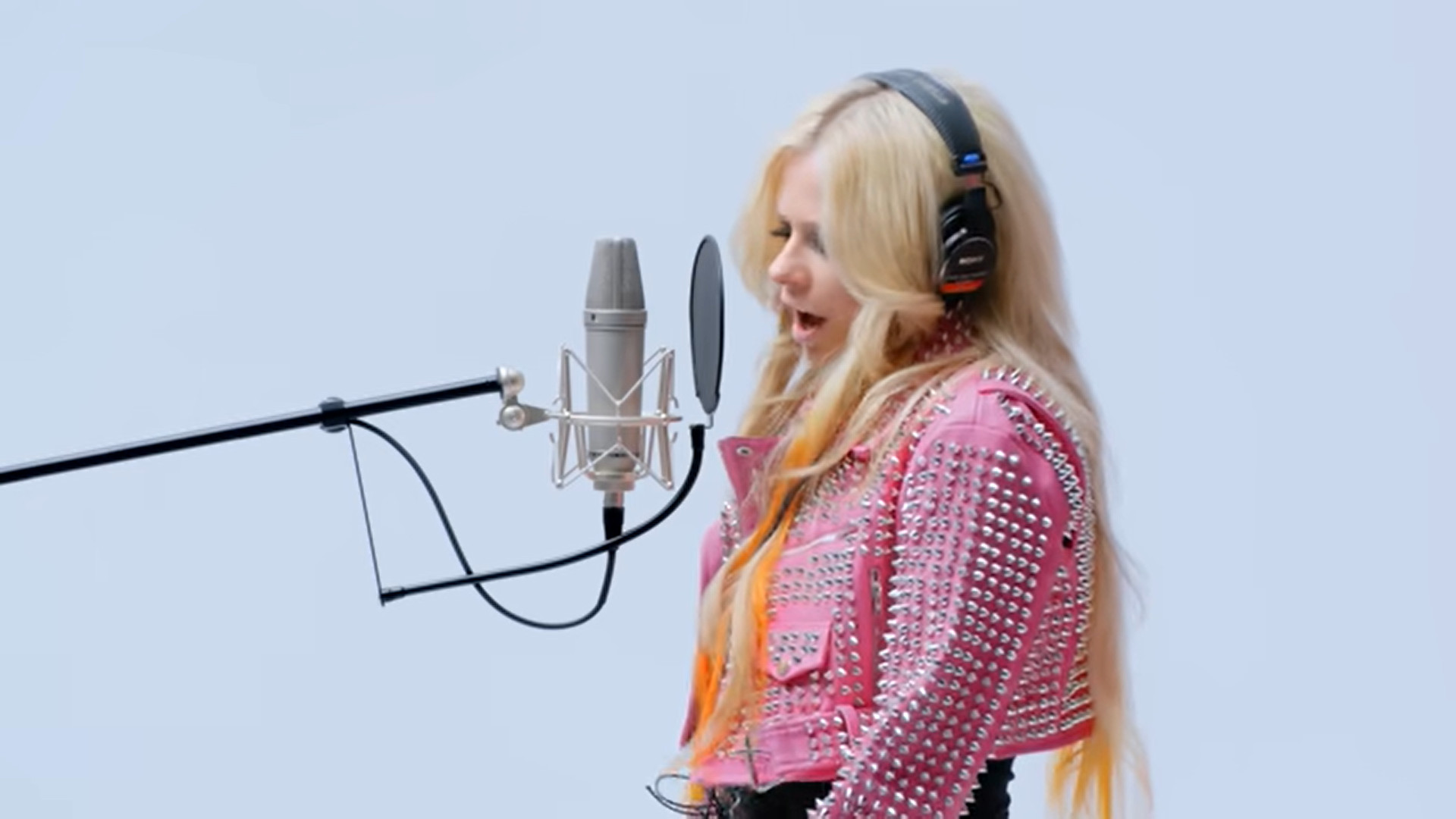 Rock princess Avril Lavigne takes us back to 2002 with performance on ...