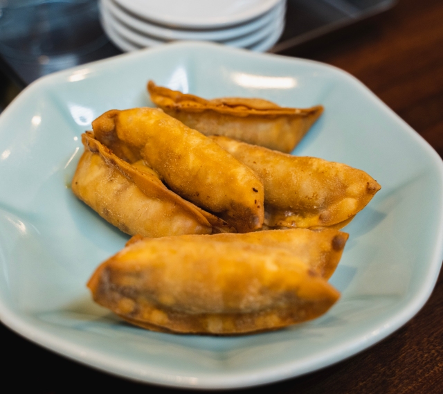We find a hidden gyoza eatery in Utsunomiya and discover the local way ...