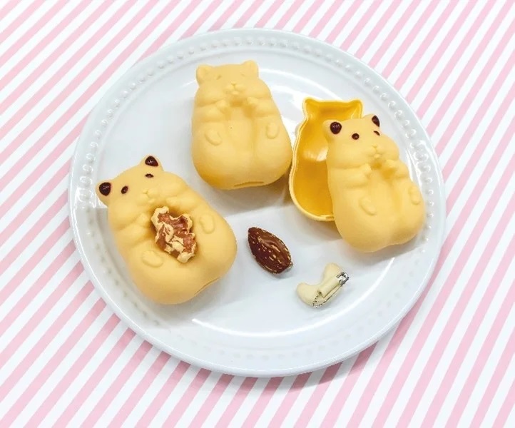 Japan’s super popular hamster-shaped monaka made into capsule toy form ...