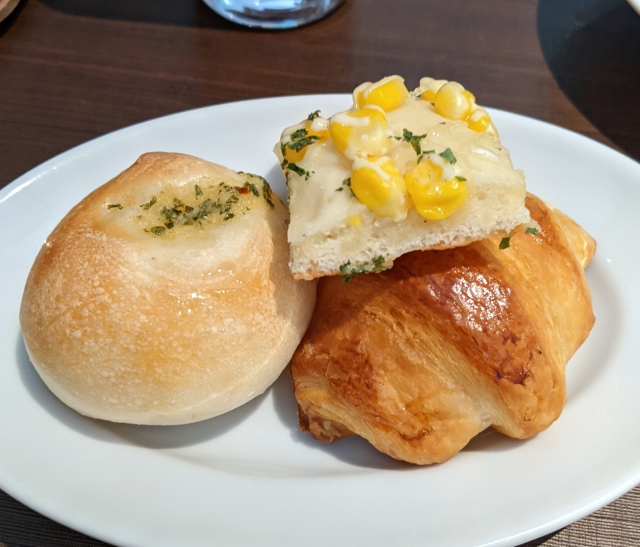 Mr. Sato experiences the all-you-can-eat bread heaven…at Kamakura Pasta ...
