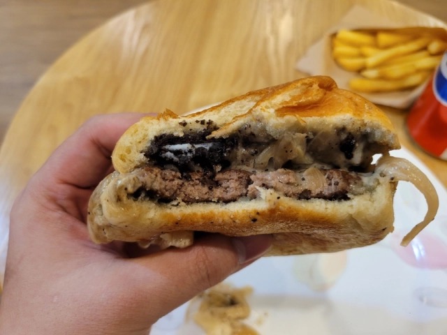 New Mint Chocolate Burger is a crime against choc mint lovers【Taste ...