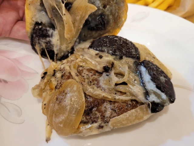 New Mint Chocolate Burger is a crime against choc mint lovers【Taste ...