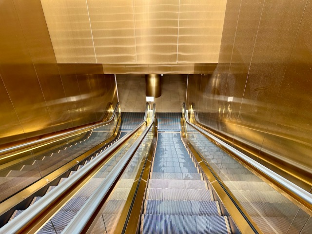 The golden escalator hidden at a Tokyo train station | SoraNews24 -Japan News-