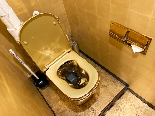 Golden Japanese toilet appears at “multi-millionaire” izakaya in Tokyo ...