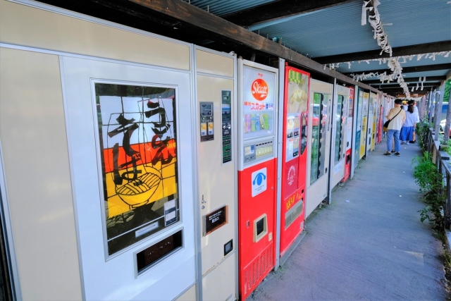 Spooky Japanese vending machine dispenses udon noodles with nobody ...