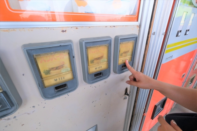 Japanese vending machine mecca: Around 100 rare retro machines await ...