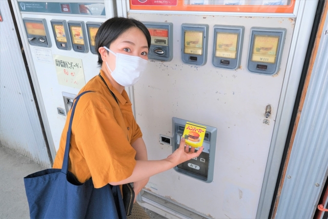 Japanese vending machine mecca: Around 100 rare retro machines await ...