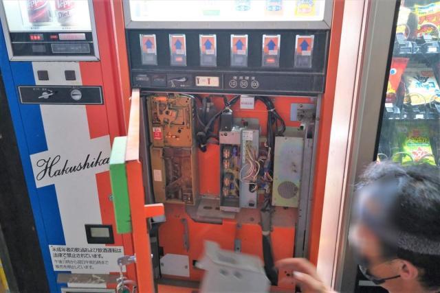 Japanese vending machine mecca: Around 100 rare retro machines await ...