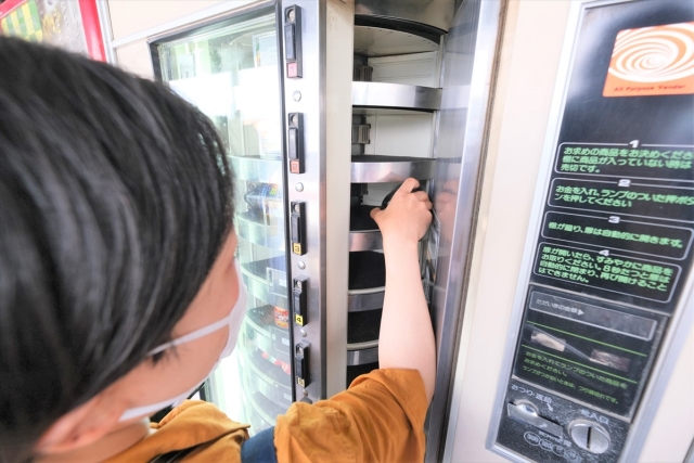 Japanese vending machine mecca: Around 100 rare retro machines await ...