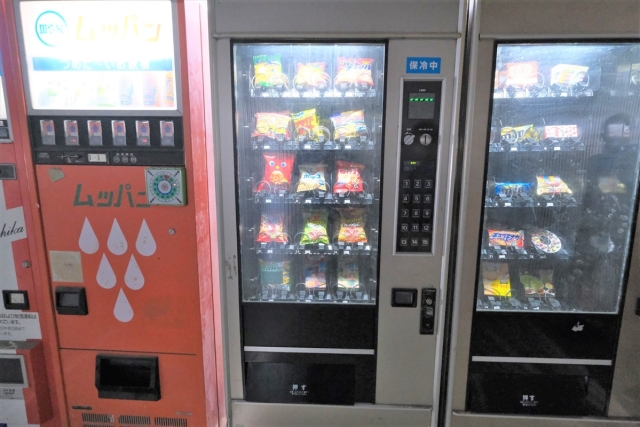 Japanese vending machine mecca: Around 100 rare retro machines await ...