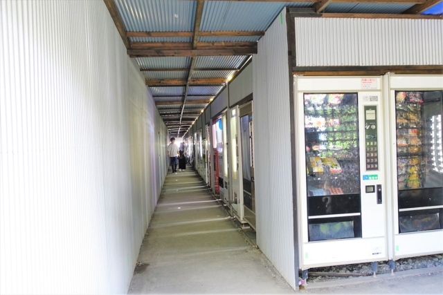 Japanese vending machine mecca: Around 100 rare retro machines await ...